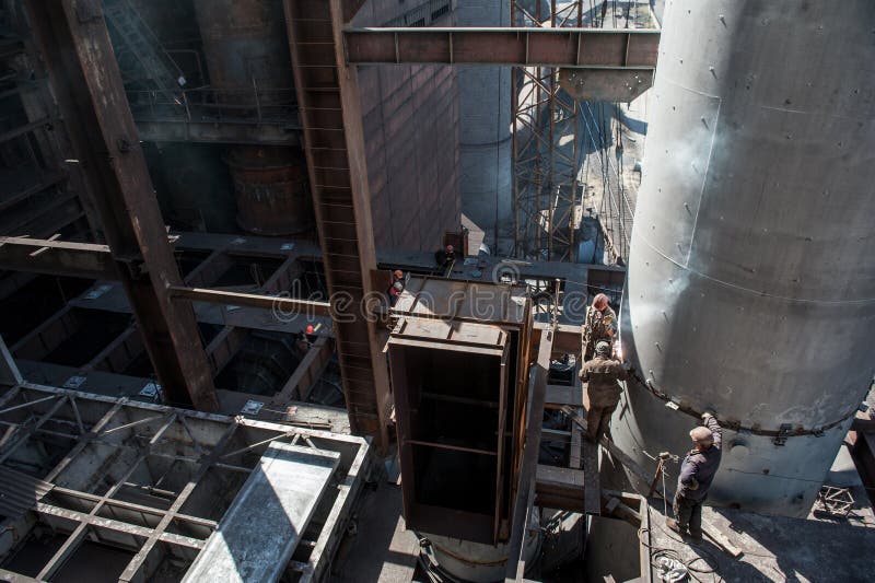 Workers build plant editorial image. Image of construct - 71072825