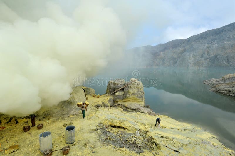 Workers Collecting Sulfur from Volcano Ijen Editorial Photography ...