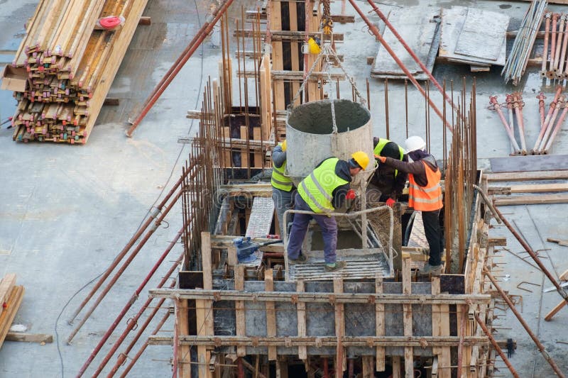 The Workers are Pouring Concrete Column Editorial Image - Image of ...