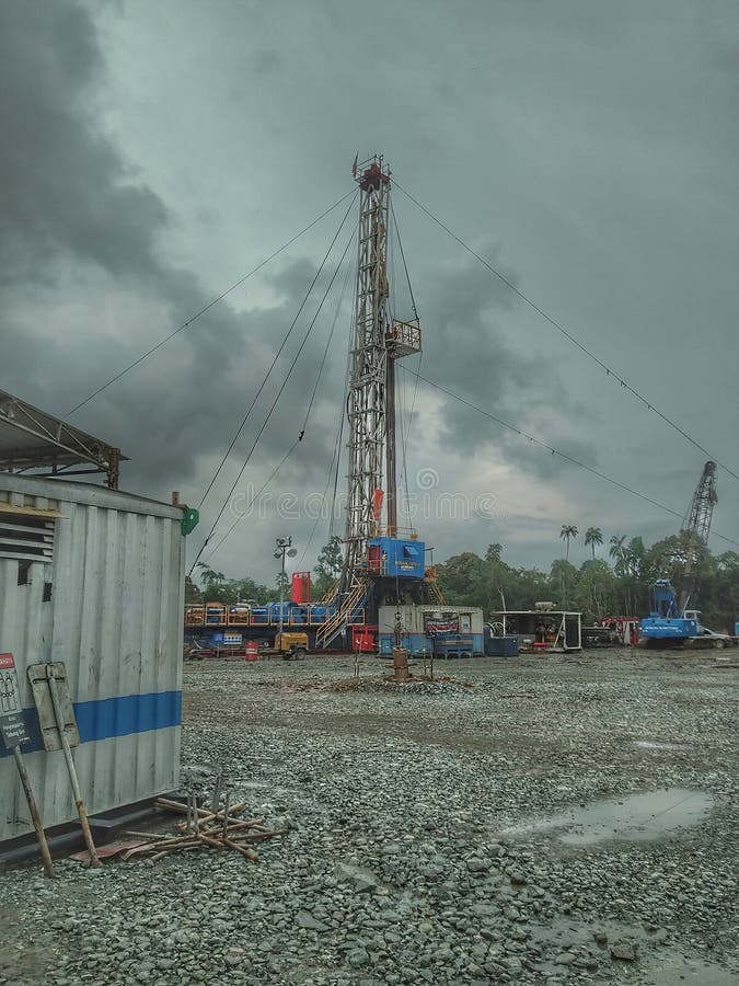 Working and Activity at Onshore Rig Editorial Photography - Image of ...