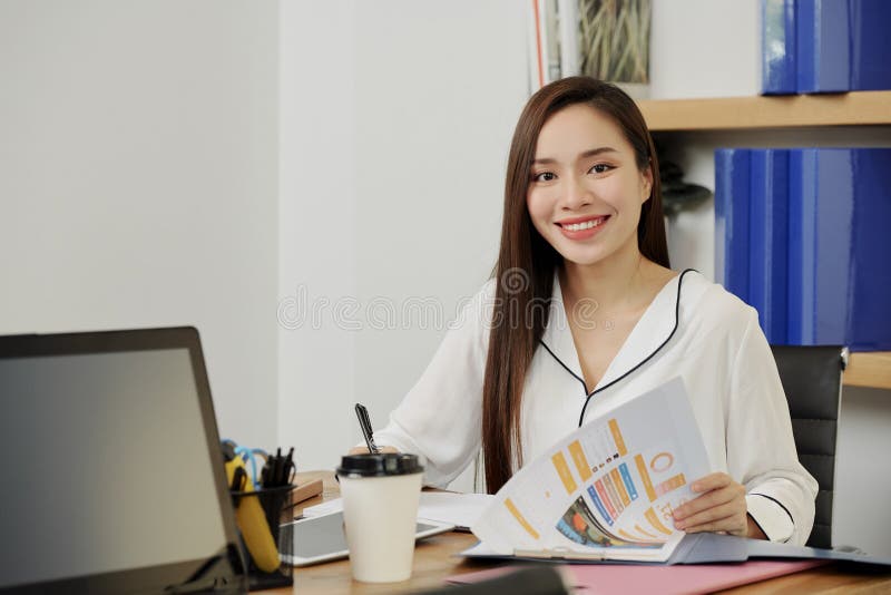 Working Female Project Manager Stock Photo - Image of internet, beauty ...