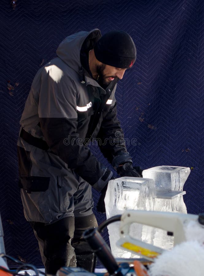 Working on ice sculpture editorial stock image. Image of details - 29696799