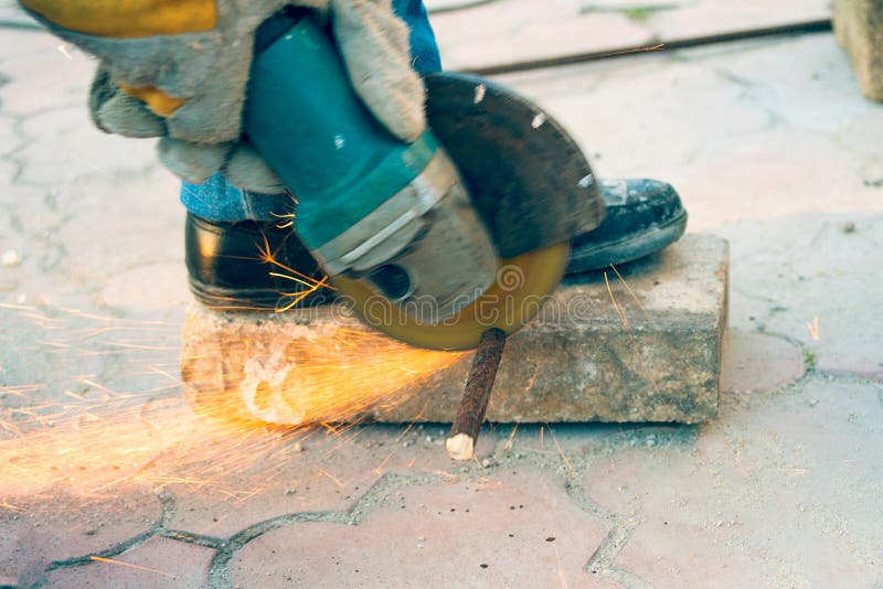 Working Mode Grinding Machine Iron Rod, Sparks Fly in Different ...