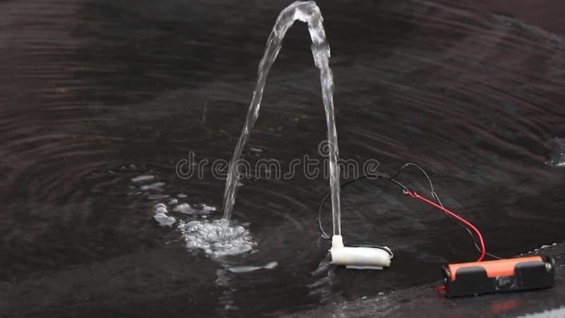 Working of Submersible Mini Water Pump Powered by Lithium Ion Battery ...