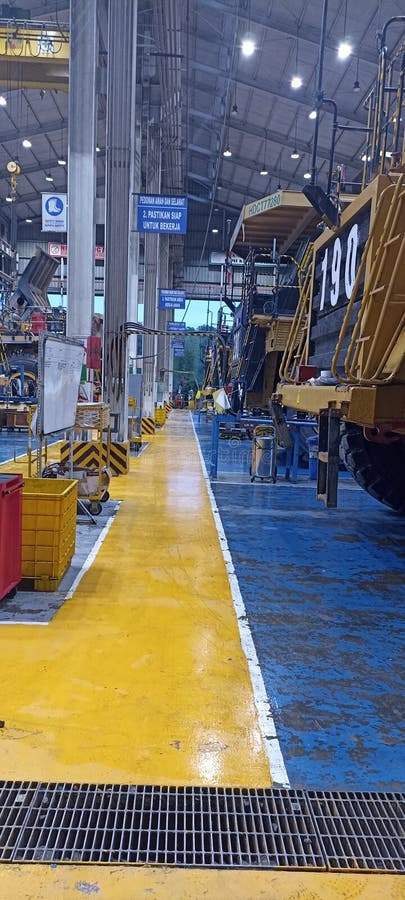 Mining Giant Truck Service Unit Stock Photos - Free & Royalty-Free ...