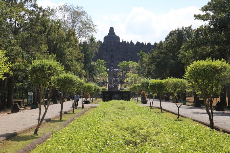 Girl at Borobudur editorial photography. Image of asia - 101975027