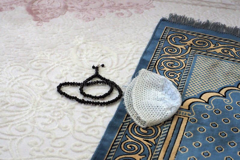 Worship Materials Used by Muslims, Prayer Beads Prayer Rugs and ...