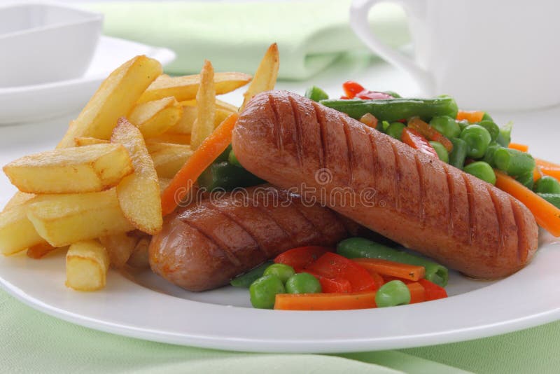 Gebraden worst met frieten stock foto. Image of niemand - 34659344