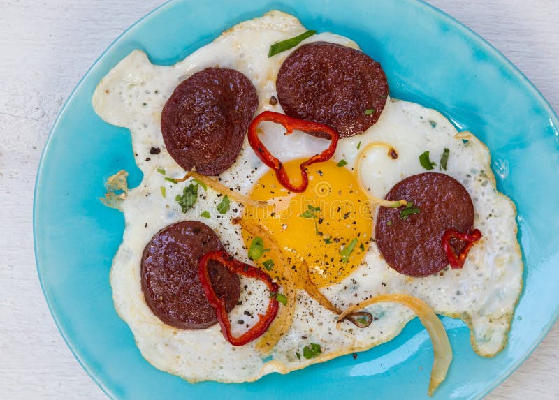 Worst Van Het Sucuk De Turkse Knoflook Met Ei Stock Foto - Image of ...