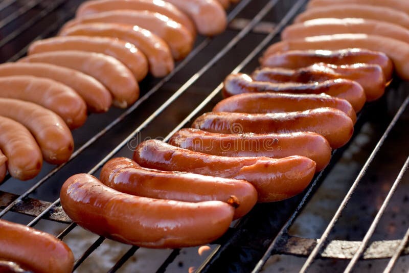 Worsten bij de grill stock foto. Image of calorieën, rooster - 1041398