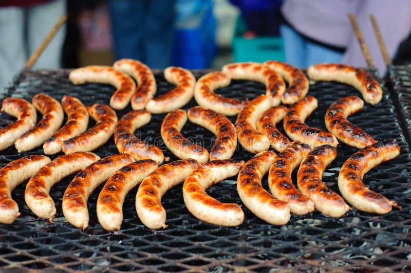Worsten op BBQ stock afbeelding. Image of rooster, koken - 7461621