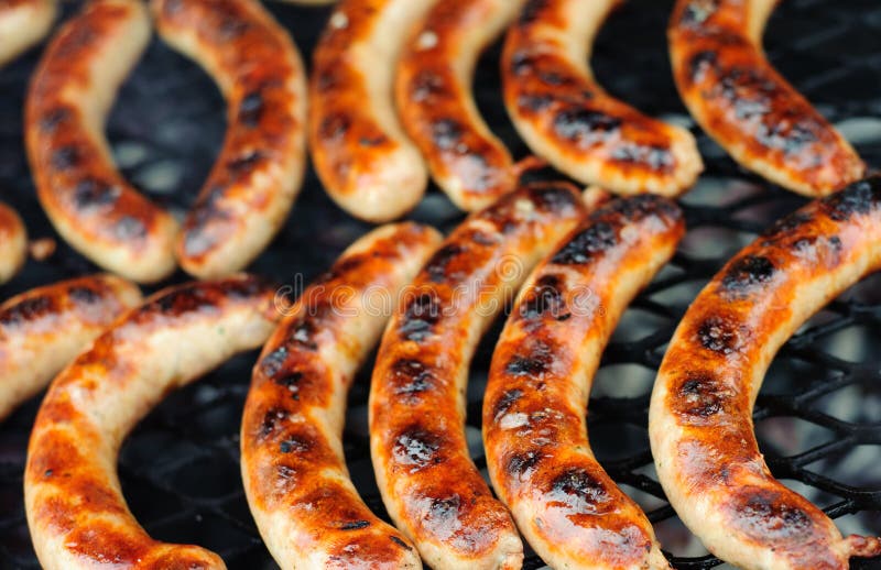 Worstjes op de barbecue stock afbeelding. Image of traditioneel - 7461627