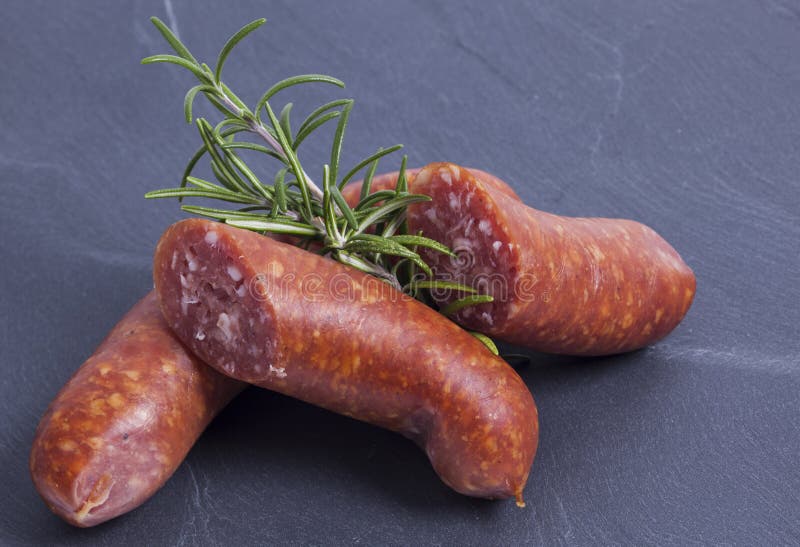 Worsten op daklei stock afbeelding. Image of ingrediënt - 35447321