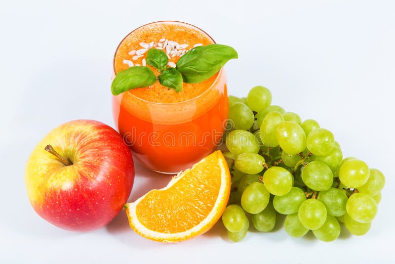 Wortelsap met fruitjuicers stock afbeelding. Image of glas - 39816297