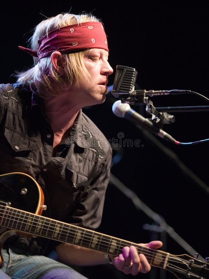 Woven Hand Band Perform in Budapest Editorial Photography - Image of ...