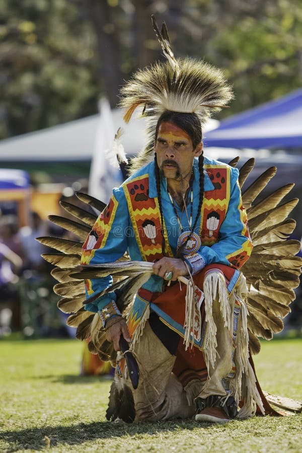 Portret Van Het Inheemse Amerikaanse Spelen Bij Een Fluit Redactionele ...