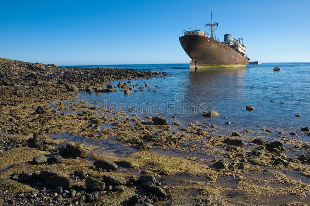 Wrack auf den shallows stockbild. Bild von horizont, kanarienvogel ...