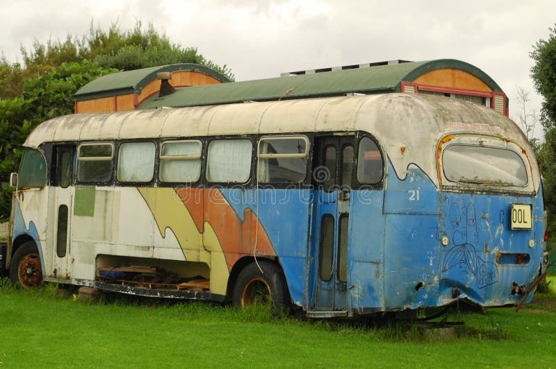 Wrak van oude bus stock afbeelding. Image of schil, levensstijl - 70431379