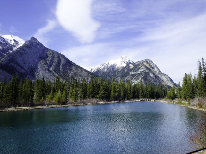 Wunderbarer See Vor Den Bergen Stockbild - Bild von abenteuer, gras ...