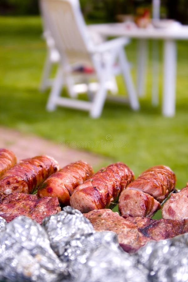 Wurst auf dem Grill stockfoto. Bild von wurst, frontseite - 2419414