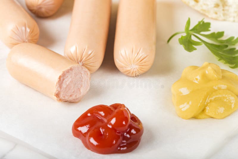 Essen Des Wurst-Frankfurters Mit Brot, Senf Und Ketschup Stockfoto ...