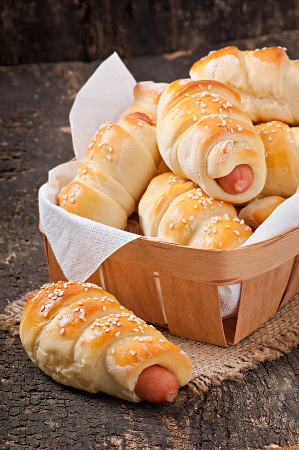 Wurst im Teig stockfoto. Bild von brötchen, aperitif - 42596626
