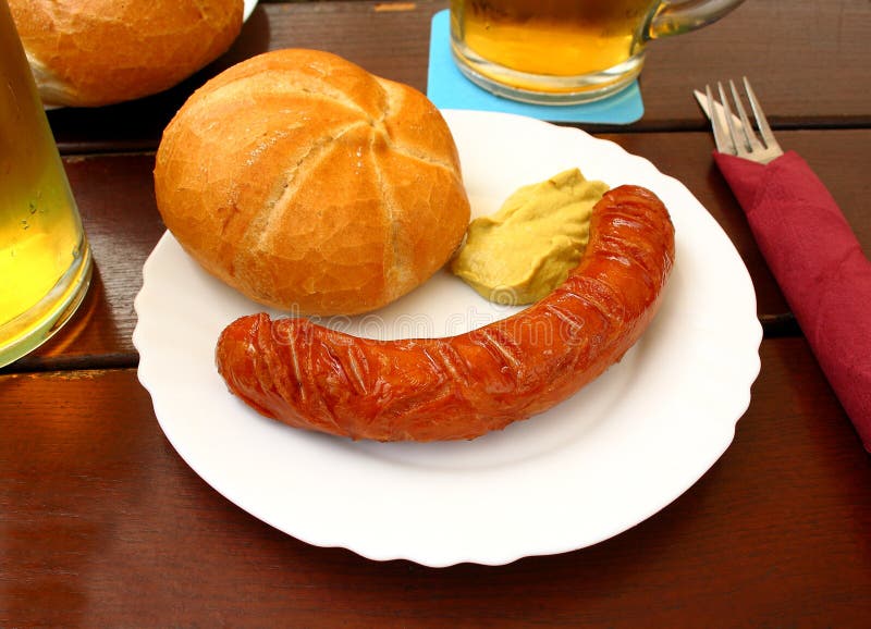 Wurst Mit Brot Und Senf Im Bier Arbeiten Im Garten Stockfoto - Bild von ...