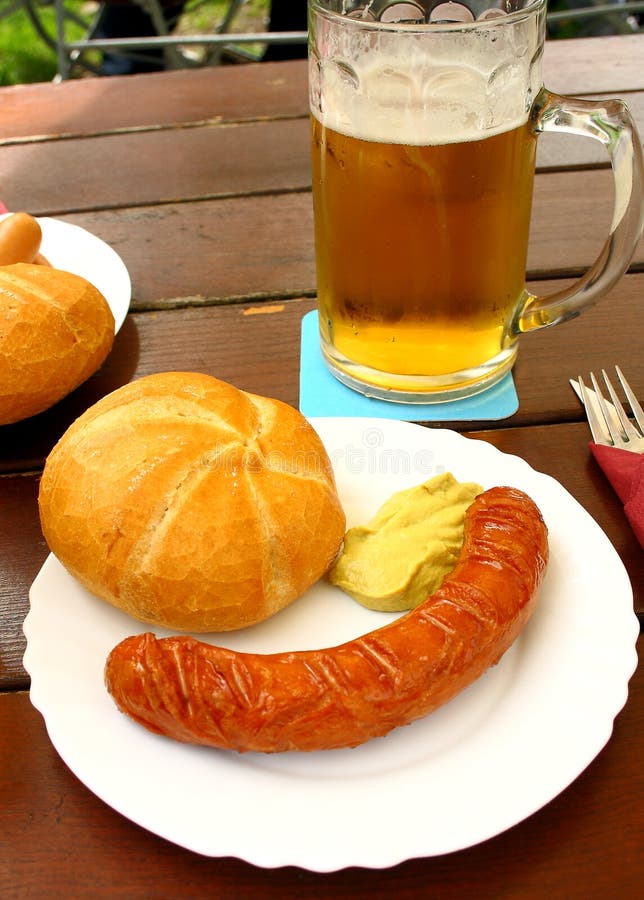 Wurst Mit Brot Und Senf Im Bier Arbeiten Im Garten Stockfoto - Bild von ...
