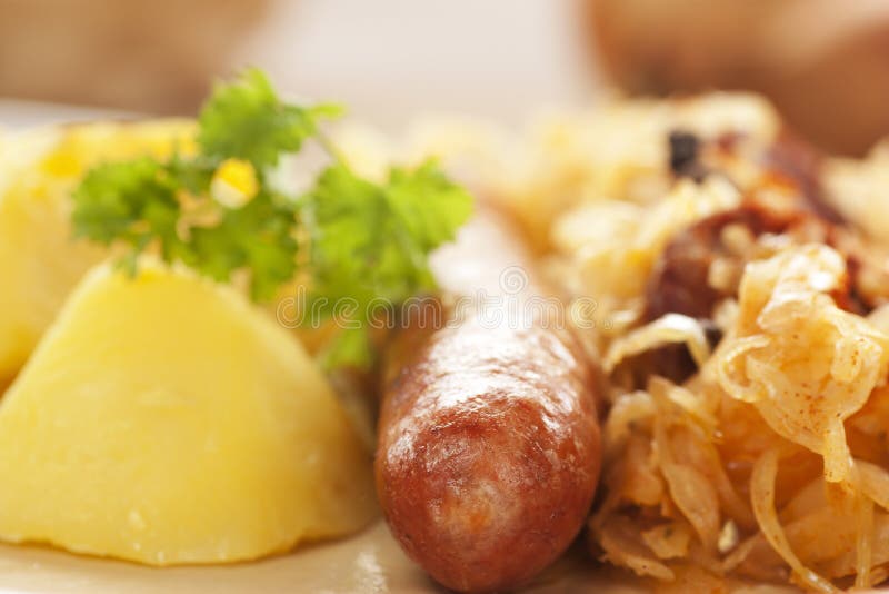 Wurst Mit Kartoffeln Und Sauerkraut Stockfoto - Bild von fleisch, wiesn ...