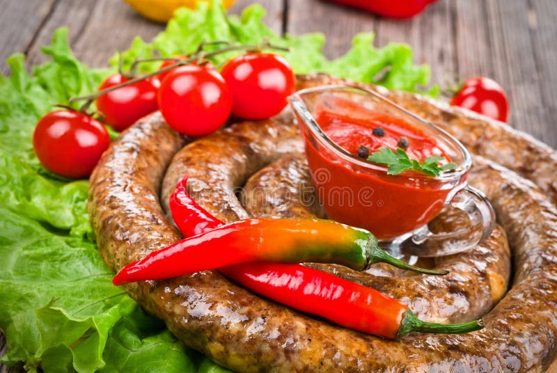 Rot Wurst-gebraten Mit Tiefen Gebratenen Pommes-Frites Stockbild - Bild ...