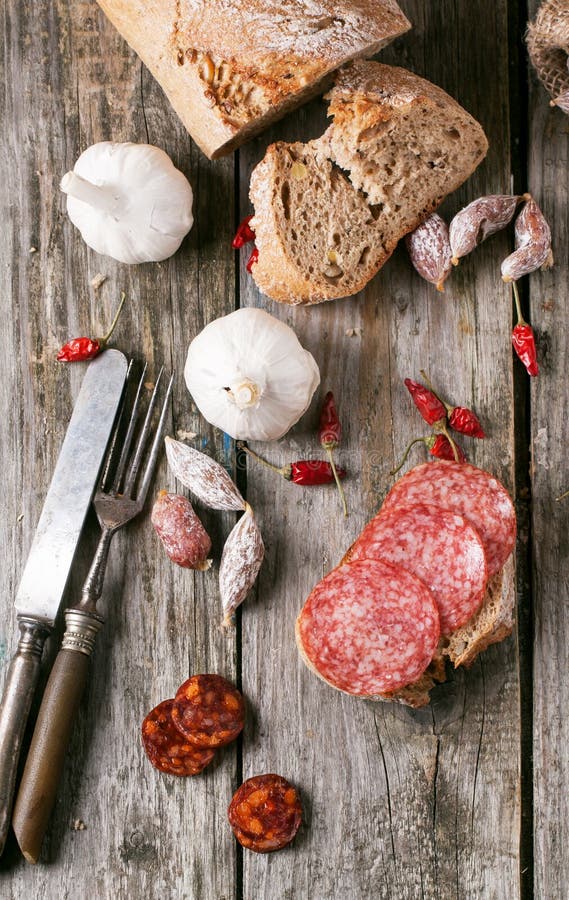 Wurst und Brot stockfoto. Bild von papier, mahlzeit, rustikal - 38317754