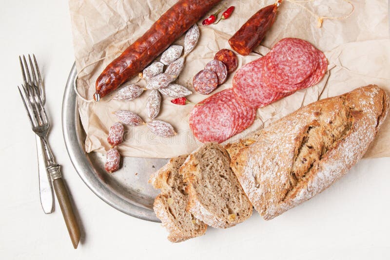 Wurst und Brot stockfoto. Bild von papier, mahlzeit, rustikal - 38317754