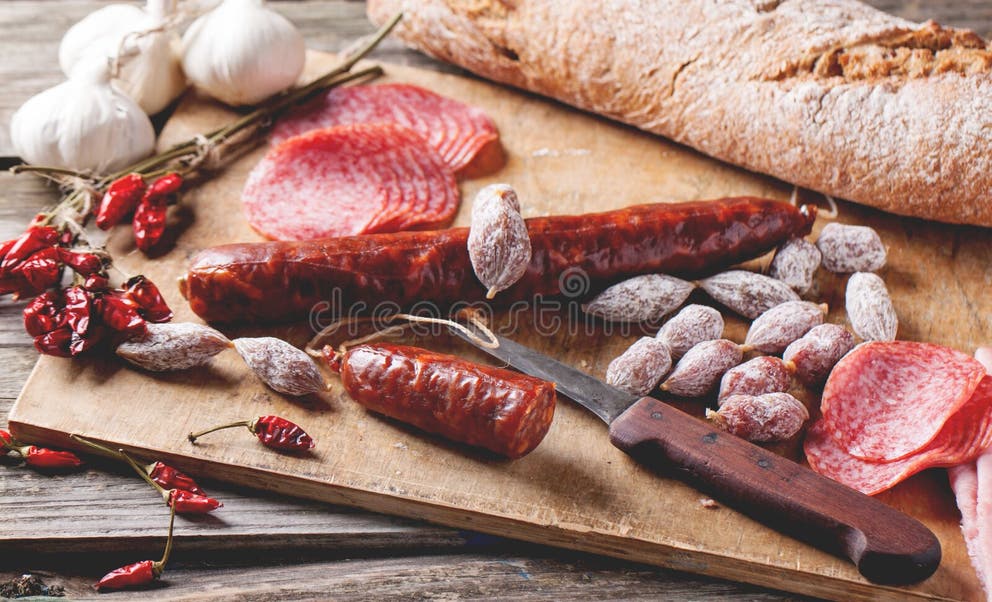 Wurst und Brot stockbild. Bild von paprika, schinken - 38317715