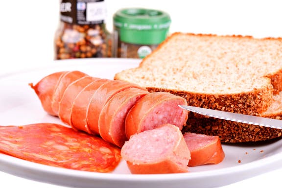 Wurst und Brot stockbild. Bild von getrennt, hintergrund - 81944159