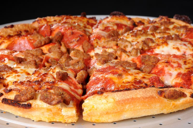 Wurst und Pepperoni-Pizza stockfoto. Bild von umhüllung - 4484332