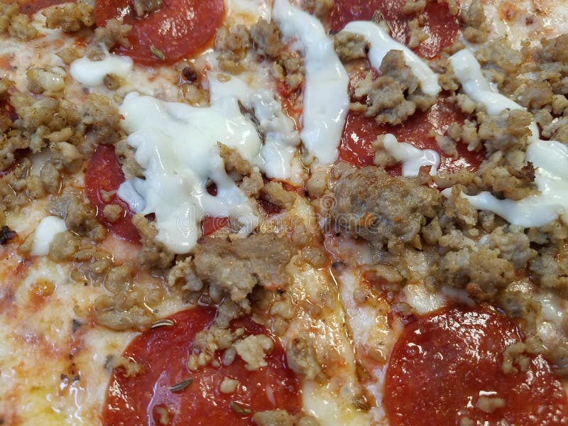 Wurst und Pepperonipizza stockbild. Bild von abendessen - 97184199