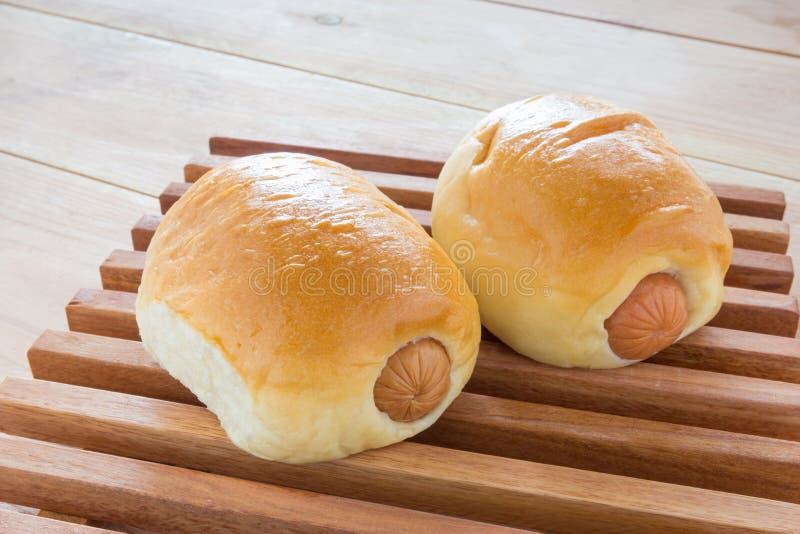 Wurstbrötchen stockbild. Bild von brötchen, gebacken - 39572943