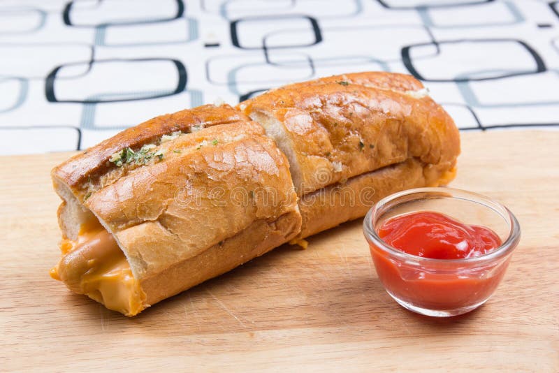 Hand Setzte Wurstbrot Mit Ketschup Stockfoto - Bild von chef ...