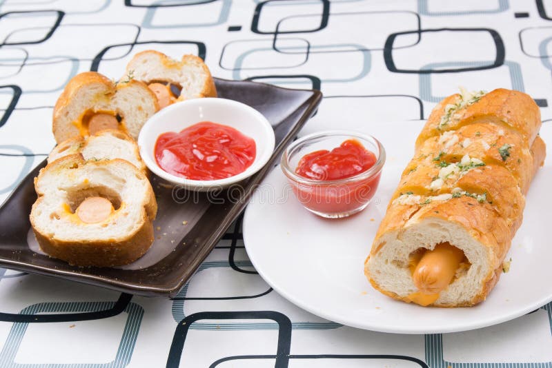 Hand Setzte Wurstbrot Mit Ketschup Stockfoto - Bild von chef ...