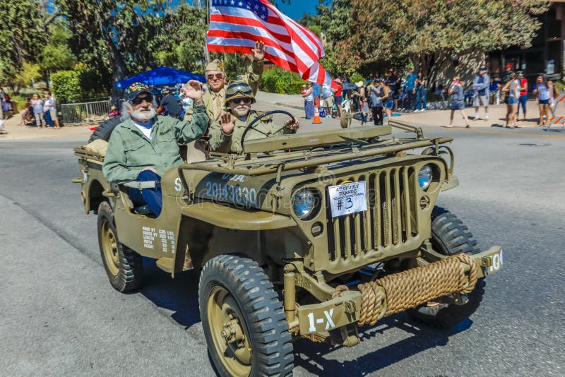 - WWII-Jeep Mit Flagge in Der Parade Redaktionelles Stockfotografie ...