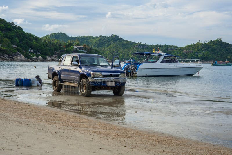 4x4 and boat on the beach editorial photo. Image of sand - 66408186
