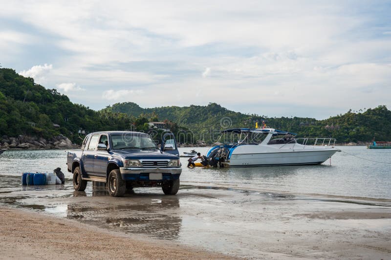 4x4 and boat on the beach editorial photo. Image of vehicle - 66408296