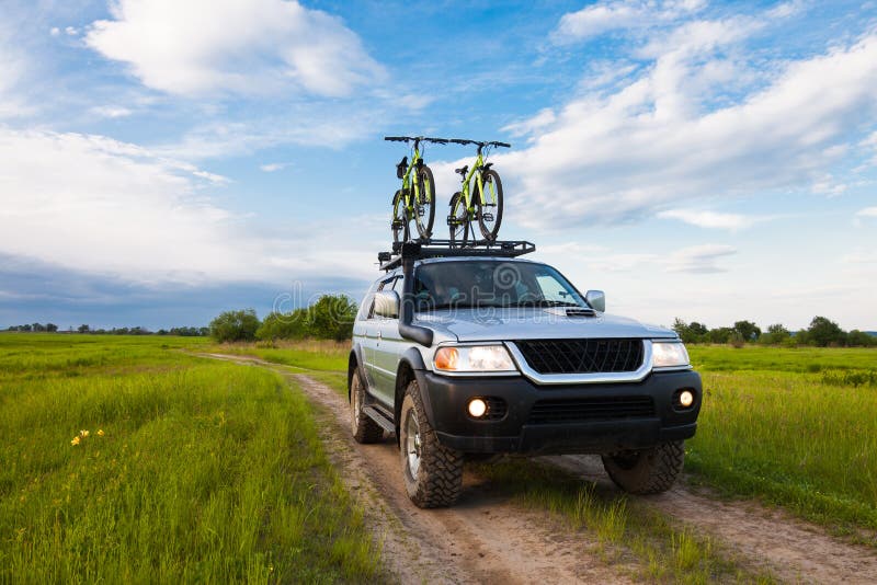 4x4 SUV Con Dos Bicicletas En La Baca Foto de archivo - Imagen de prado ...