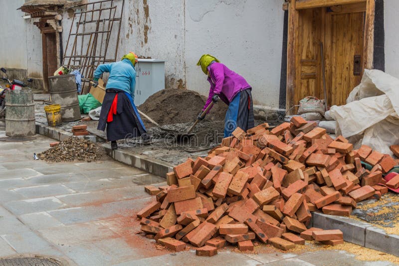 XIAHE, CHINA - AUGUST 25, 2018: Construction Workers in Xiahe Town ...