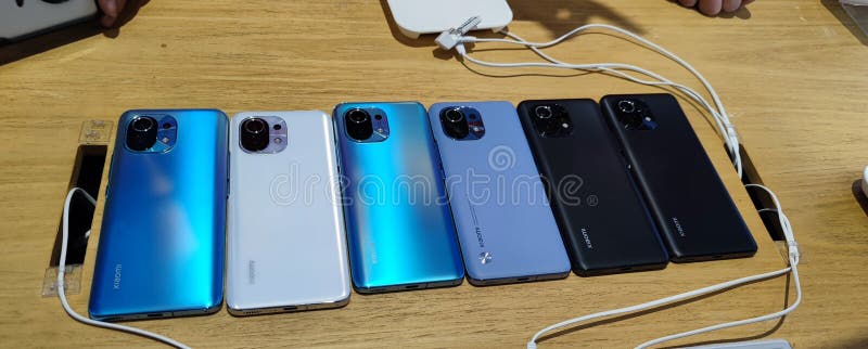 Xiaomi Mi 11 in Differents Colors Editorial Photo - Image of hand, blue ...