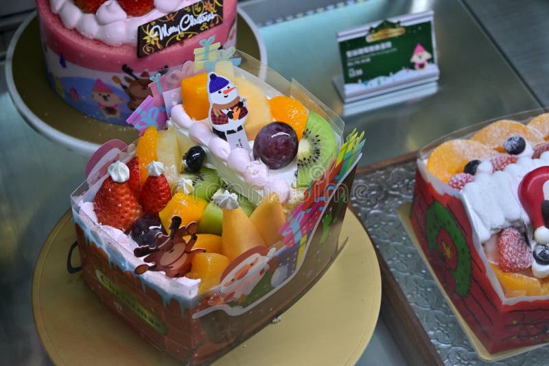 Xmas Strawberry Sponge Cake Tart Display Stock Image - Image of ...