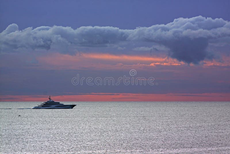 Una Nave Sull'orizzonte In Mezzo Al Mare Ad Alba Immagine Stock ...