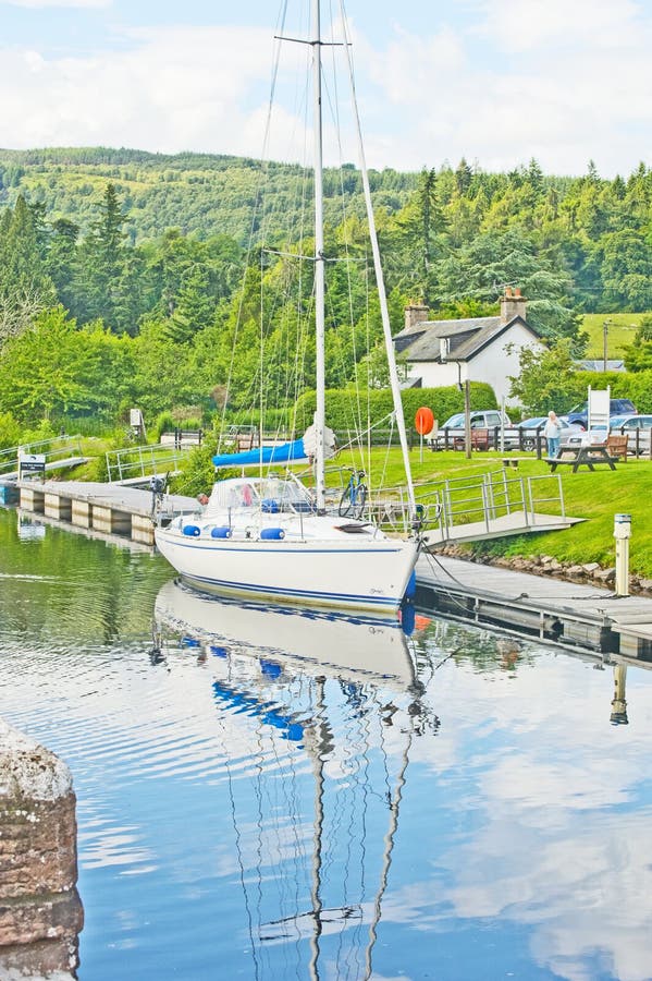 Yacht at Dochgarroch. editorial photography. Image of scotland - 19962287