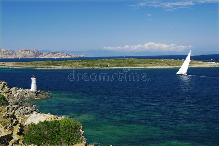 Yacht e faro immagine stock. Immagine di baia, litorale - 12608479