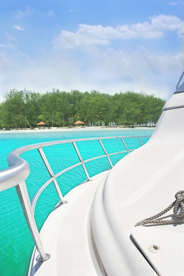 Yacht ed isola immagine stock. Immagine di attracchi, lussuoso - 6692525